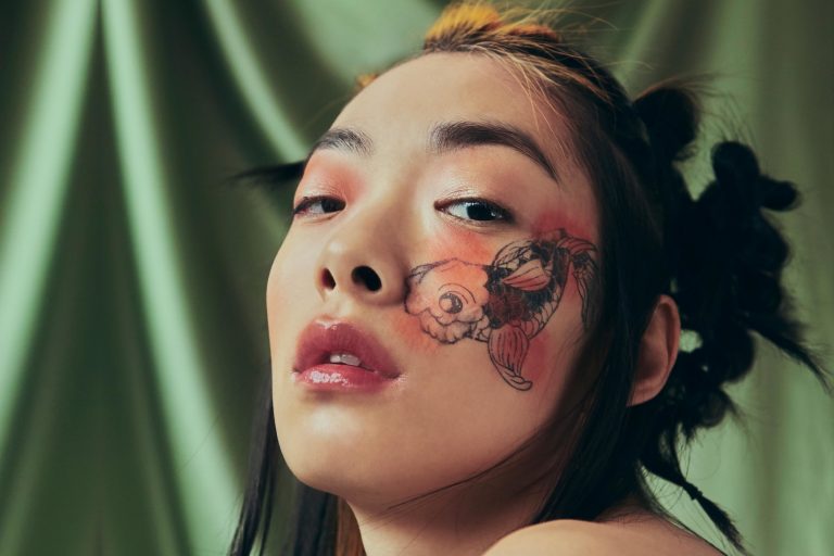 Rina Sawayama: Comme Des Garcons (Like The Boys) & XS - Cultura