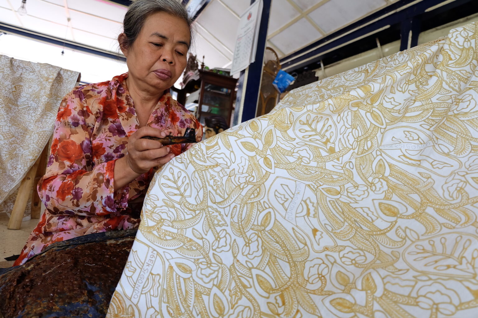 Mengenal Ragam Seni Menggambar Kain dari Indonesia - Cultura