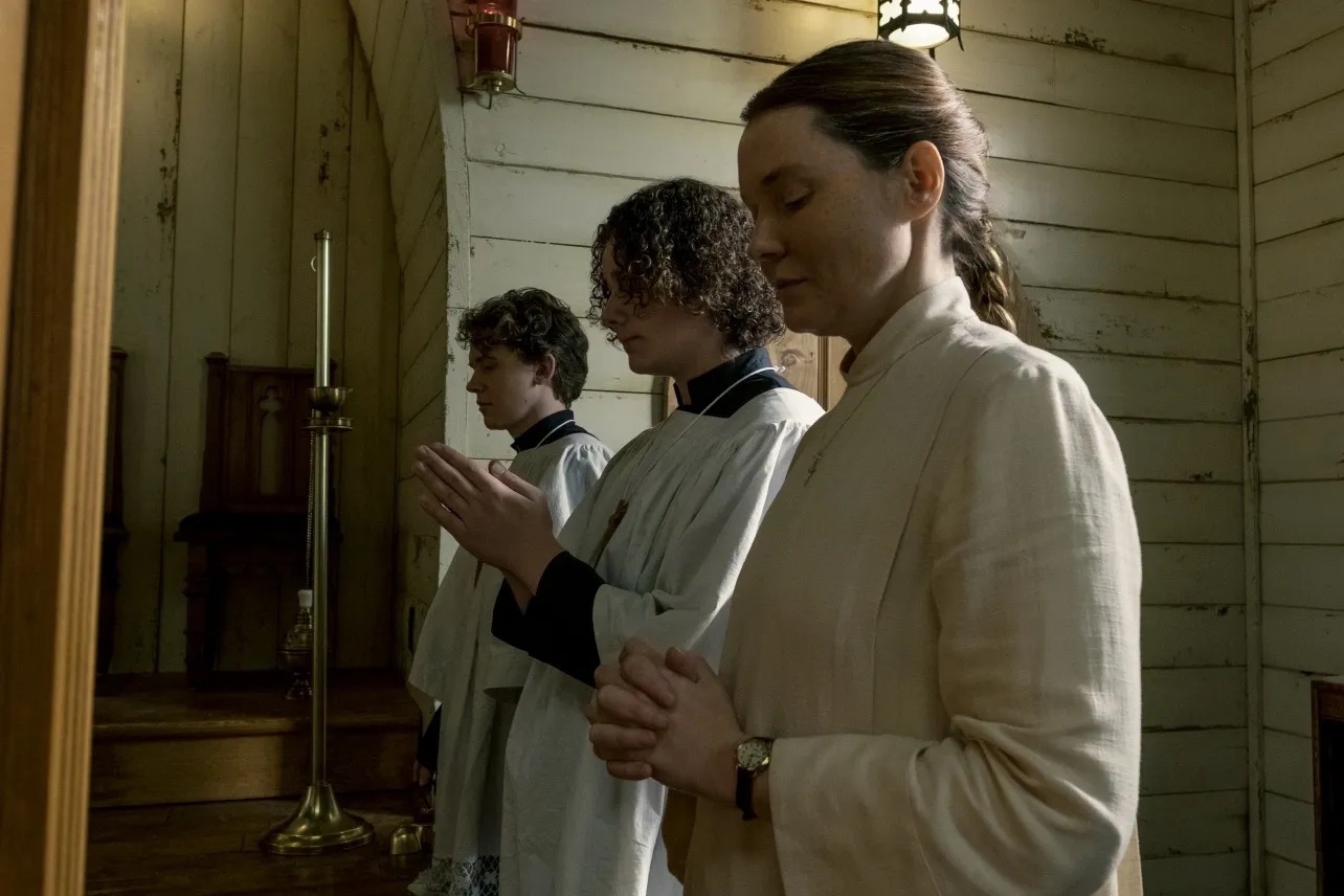 Midnight Mass Review: Ketika Seorang Radikal Salah Persepsi Tentang ...