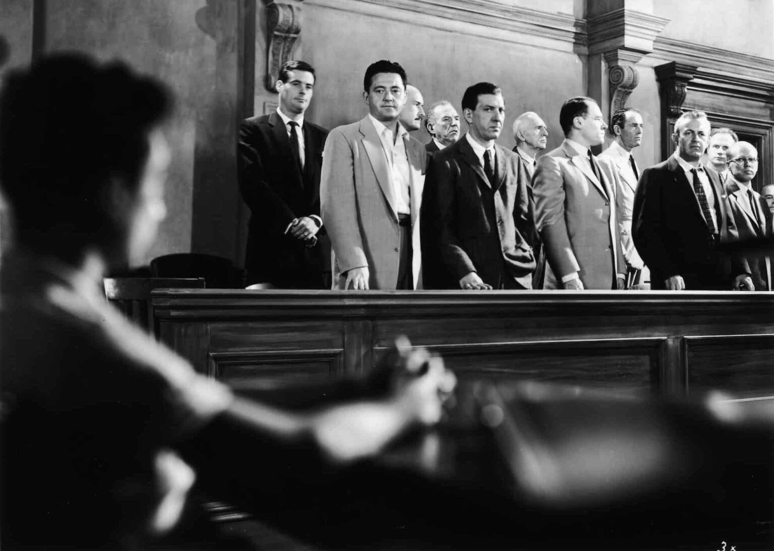 12 Angry Men Review: Perdebatan Dua Belas Orang tentang Hukum ...
