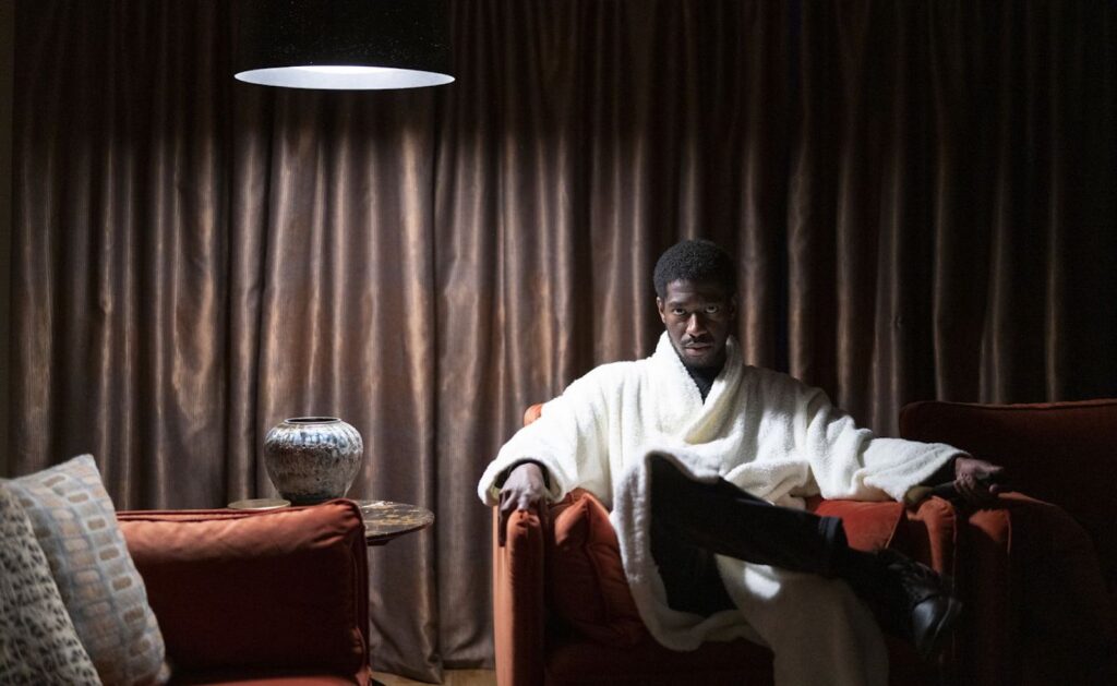 The Strays Review: Psychological Thriller Singgung Isu Asimilasi Ras ...