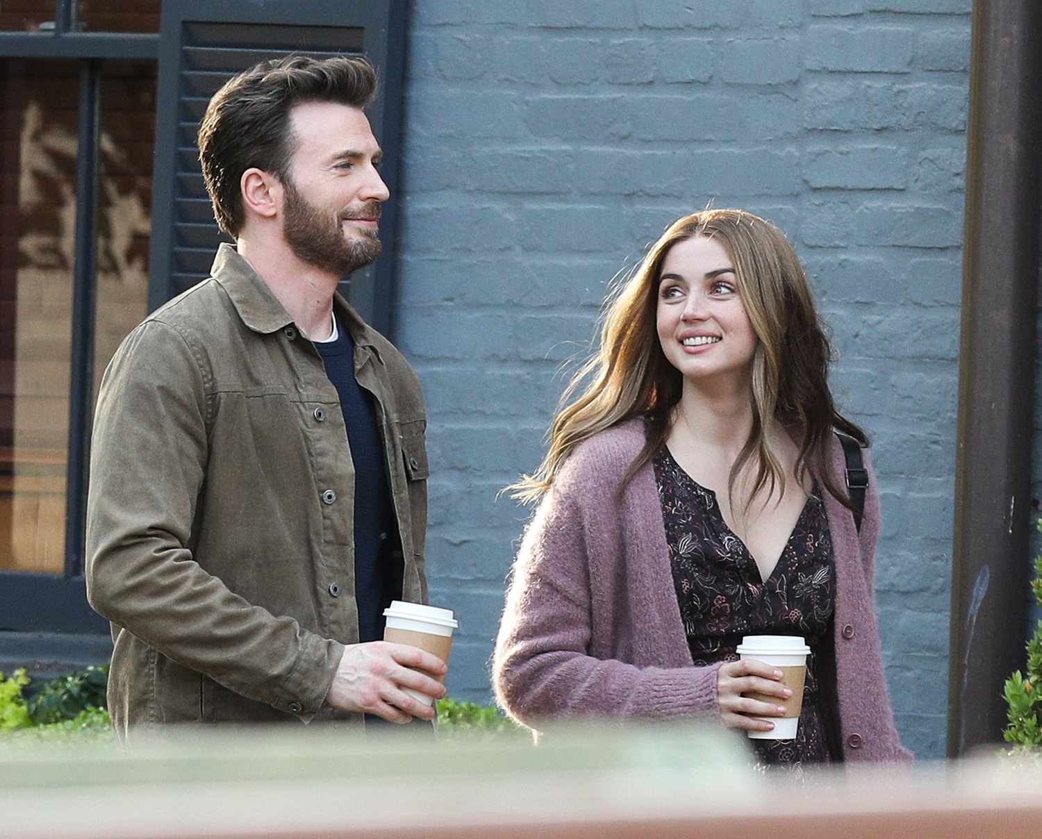 Ghosted Review: Reuni Chris Evan dan Ana de Armas Dalam Film Laga - Cultura