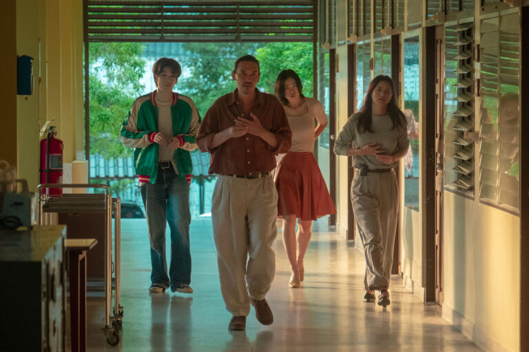 Analog Squad Review: Kebohongan yang Pelik & Makna Keluarga - Cultura